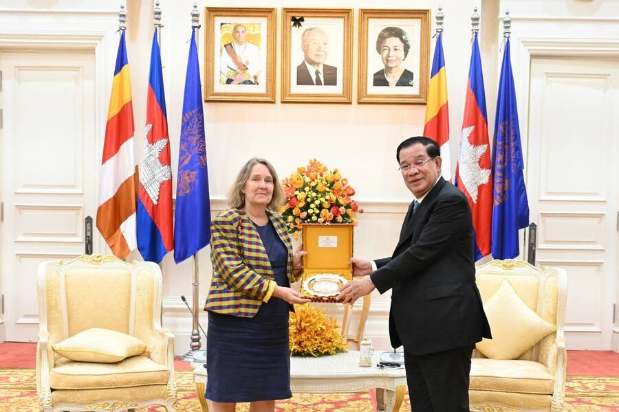 ក្នុងជំនួបនោះ លោកជទាវ Tina ក៏បានគោរពថ្លែងអំណរគុណ យ៉ាងជ្រាលជ្រៅជាទីបំផុត ...