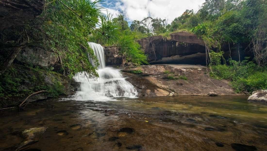 ជាពិសេសនៅពេលព្រឹក ភ្ញៀវទេសចរអាចទស្សនា អ័ព្ទនៅលើកំពូលភ្នំ ហើយនៅទីនោះ ...
